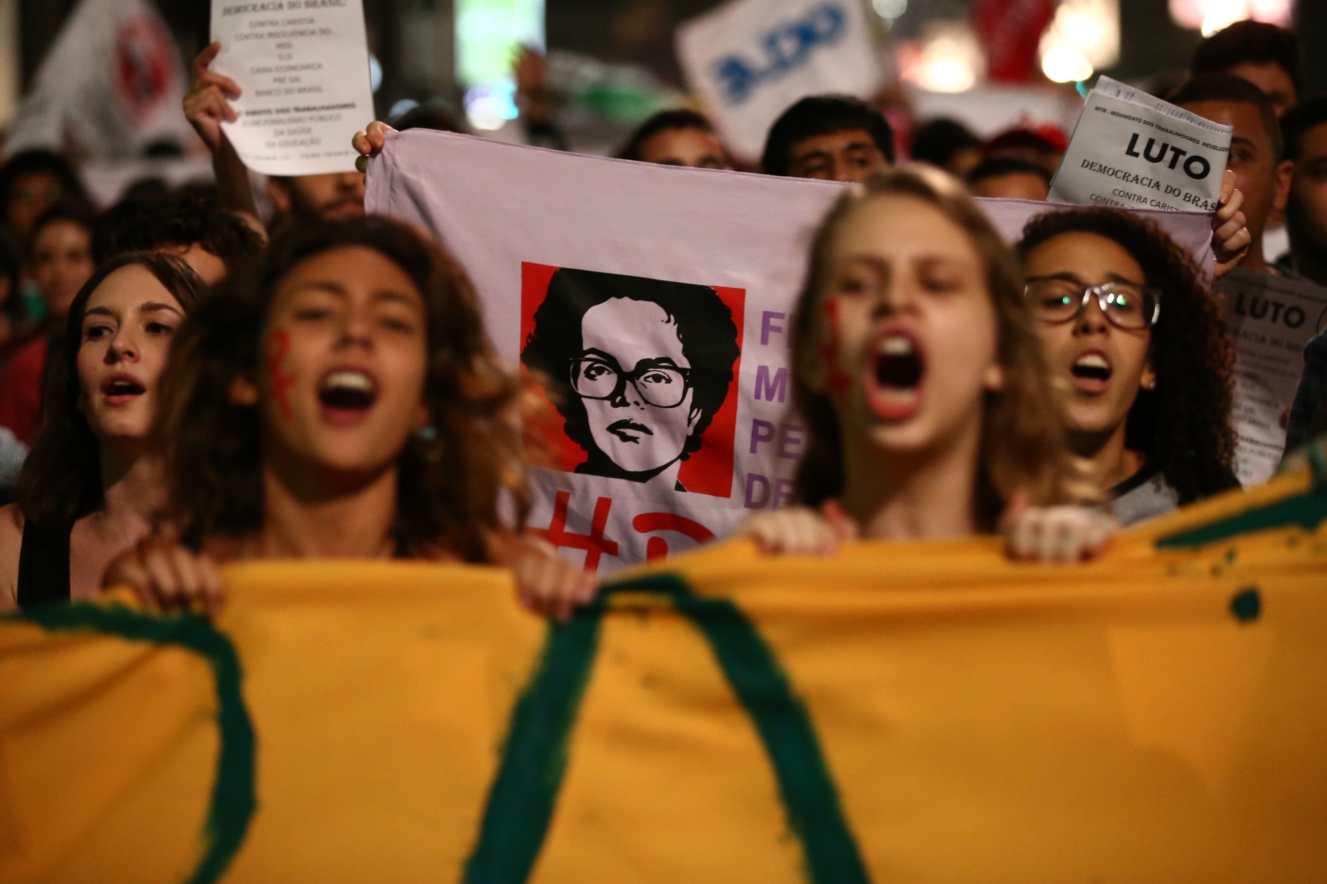 Fotos: Protestos contra o governo Temer - 19/05/2016 - UOL Notícias