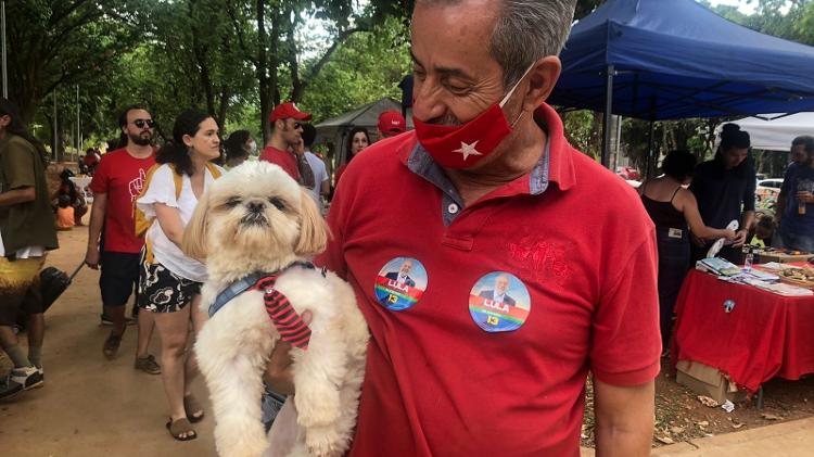 Cachorros viram cabos eleitorais de Lula em feira de Brasília