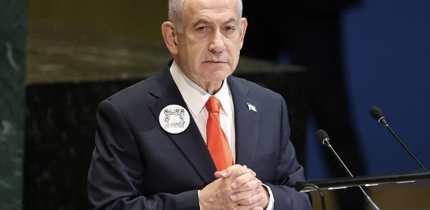 Netanyahu usa broche na ONU com QR Code para imagens do 7 de outubro