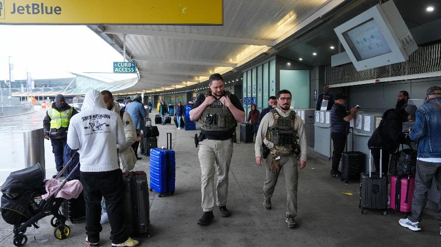 Agentes do ICE começam a ser enviados para fiscalizar aeroportos dos EUA