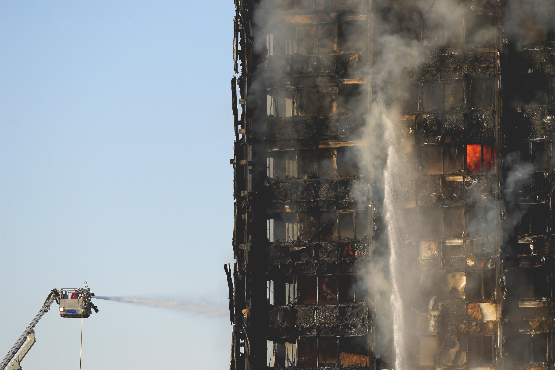 Fotos: Incêndio atinge prédio residencial de 24 andares em Londres - 14 ...