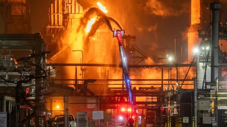 Bombeiros tentam apagar incêndio em refinaria de combustível nos EUA