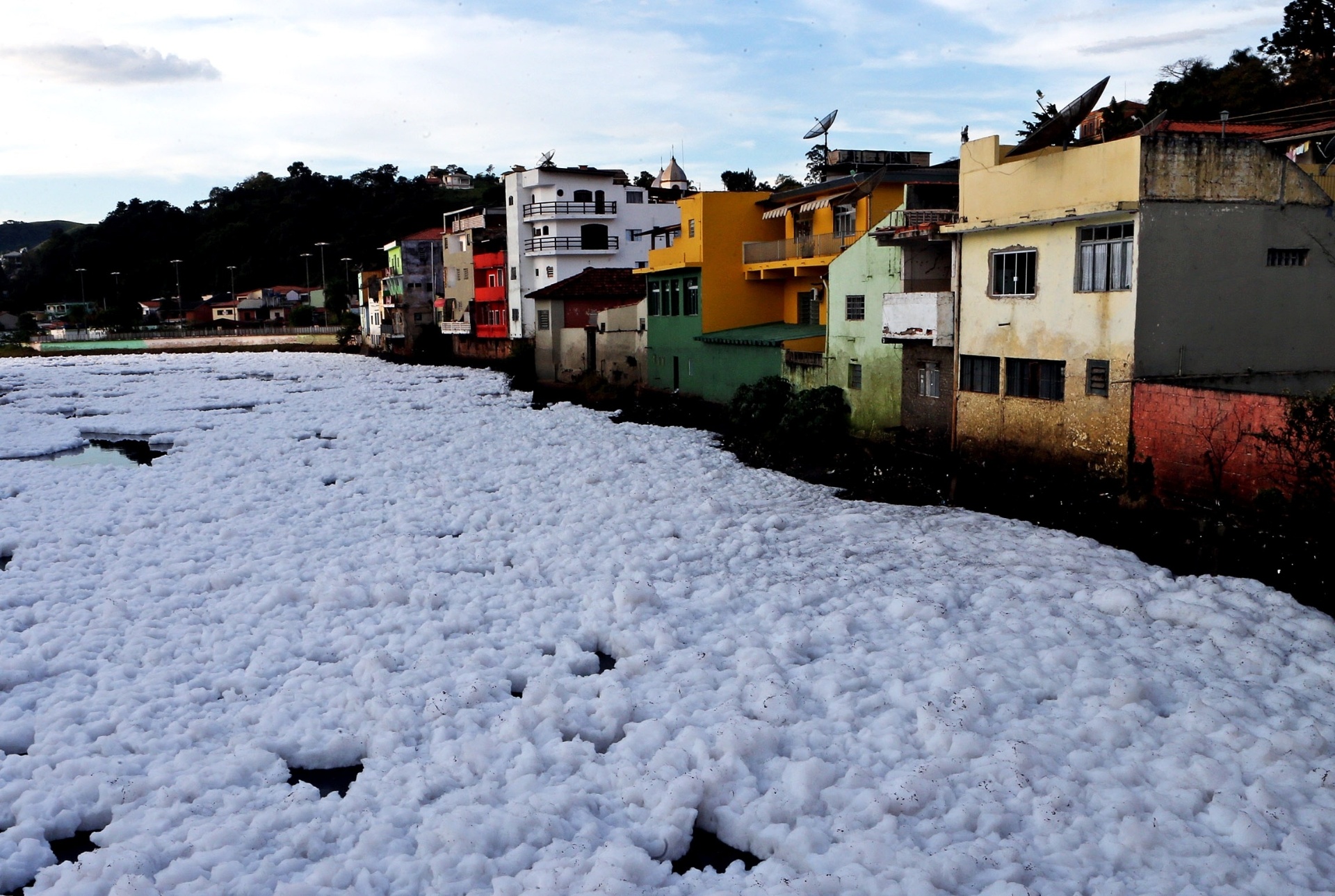 Espuma de poluição do rio Tietê invade ruas de Pirapora do Bom Jesus ...