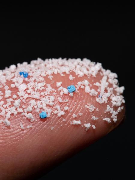 Menores que um grão de arroz, microplásticos estão em 70% das praias
