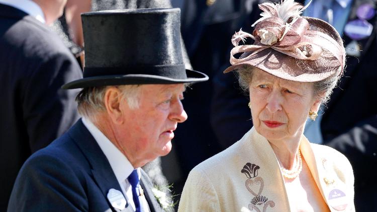 O que aconteceu com Andrew Parker Bowles, ex da nova rainha Camilla?