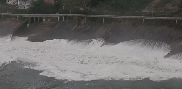 Com alerta de ressaca, ondas destroem calçadão em praia do Rio.