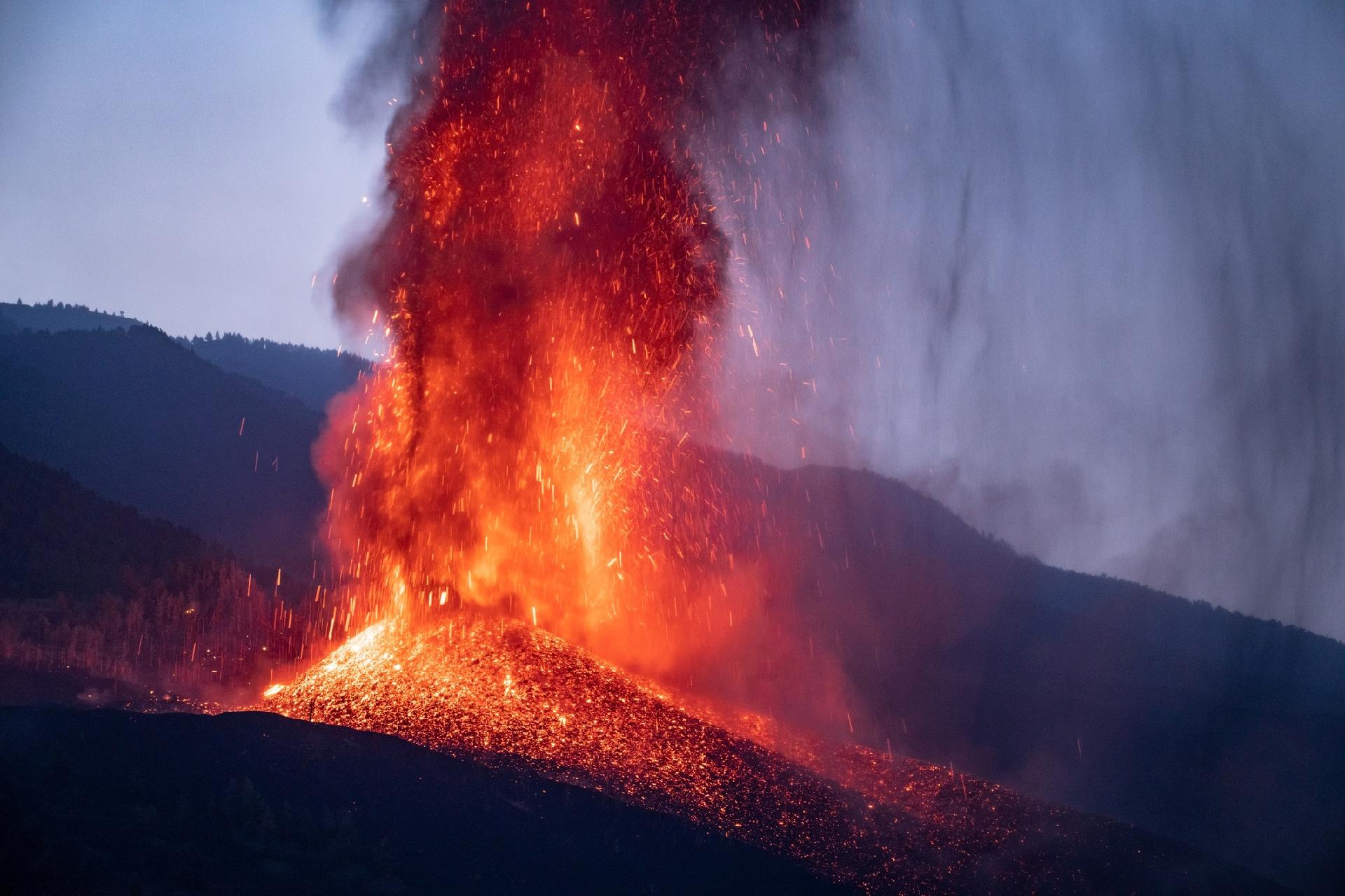 Fotos: Vulcão de La Palma expele blocos de lava com tamanho de prédios ...