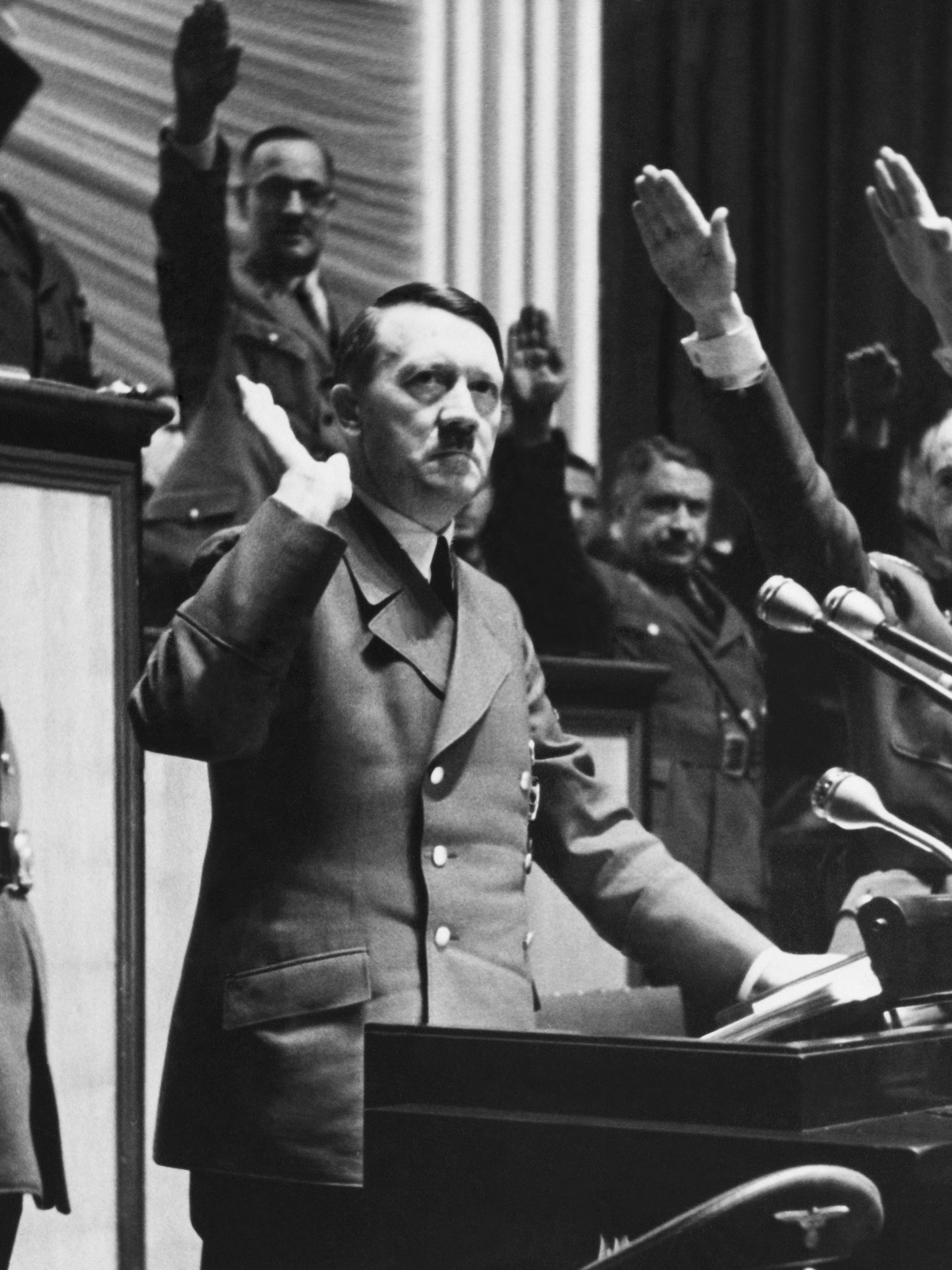 Hitler Fazendo Um Discurso Afinal, Hitler Tinha Um Deus?