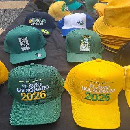 Sem Tarcísio e Michelle, ato na Paulista vira palanque para Flávio ...