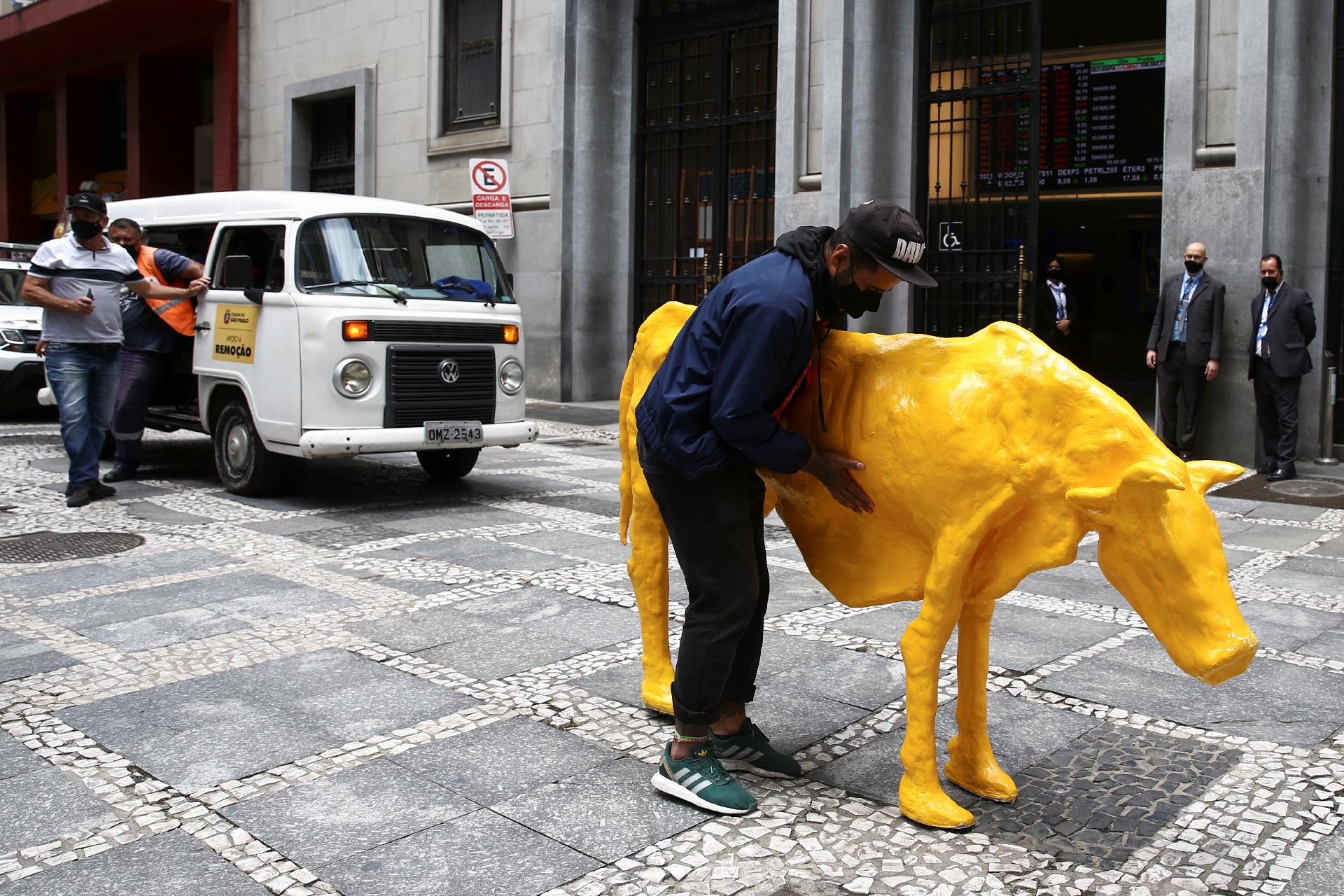 Escultura de vaca magra é instalada em frente à Bolsa de Valores de SP
