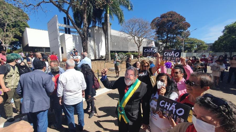 Barrados em ato com Lula se juntam em 'pipoca' com sósia e flores