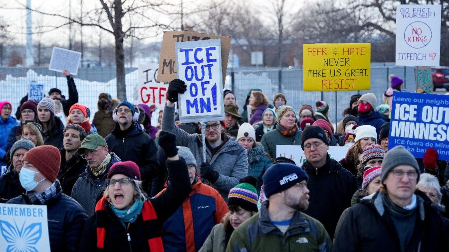 Manifestantes enfrentam frio severo para pedir saída de ICE em Minneapolis