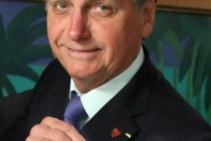 Bolsonaro posa com broche do Flamengo e comemora: 'valeu Mengão'