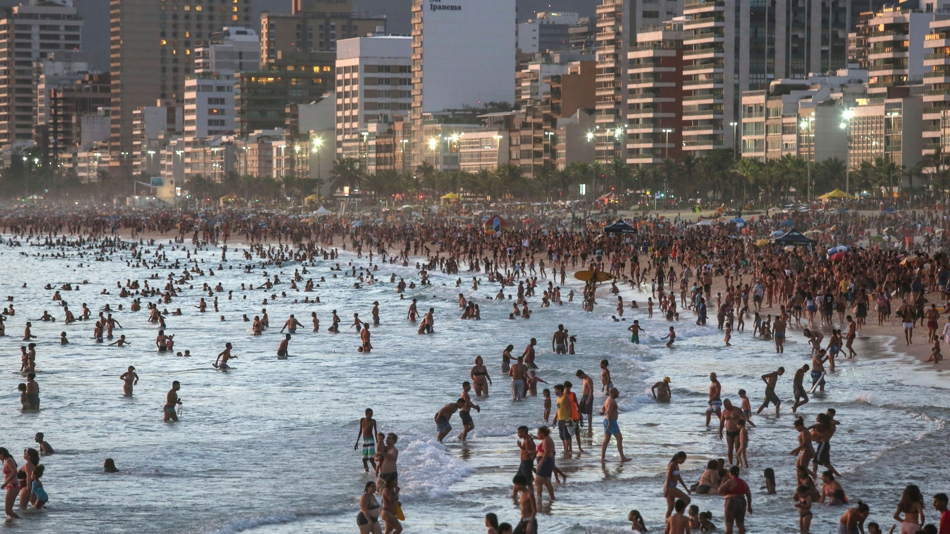 Para fugir do calor e de arrastões, banhistas preferem praia à noite no ...