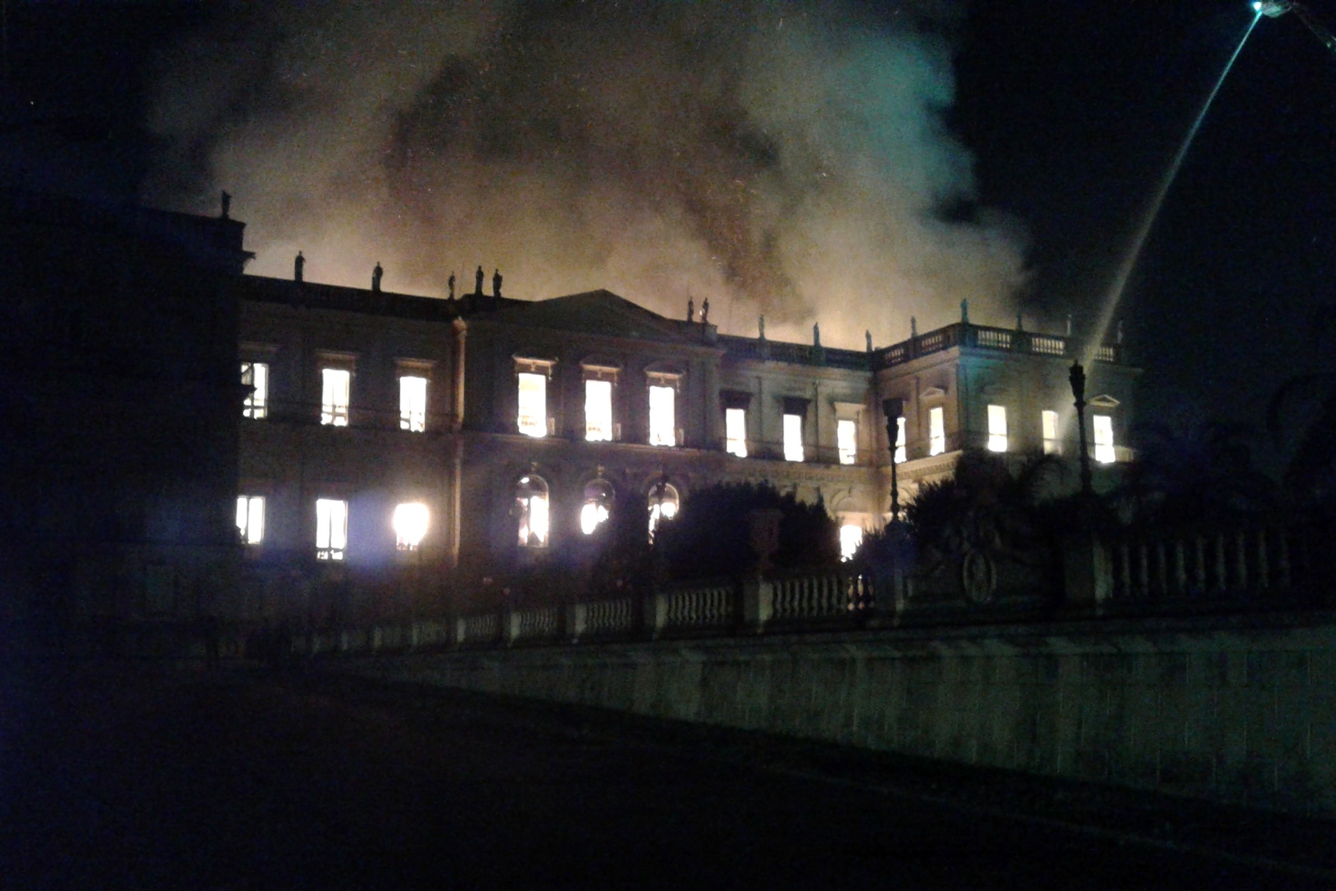 Incêndio atinge prédio do Museu Nacional, no Rio; quase todo o acervo ...