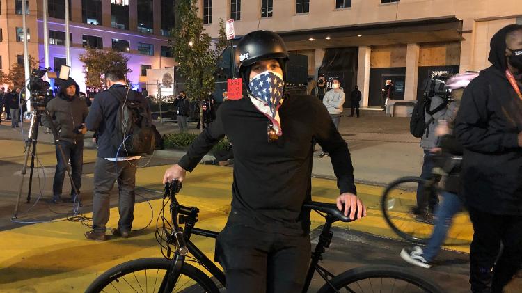 Simpatizantes de Biden vão até a Casa Branca esperar resultado das ...