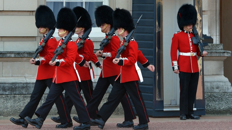 Rei Charles: Retrato oficial choca público: 'Nunca vi nada mais feio'