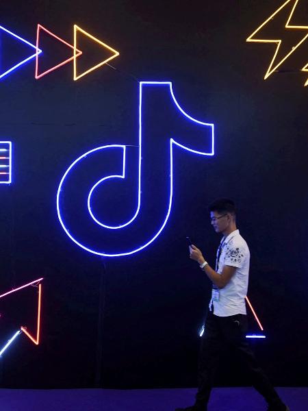Com possível banimento do TikTok, americanos baixam outro app chinês