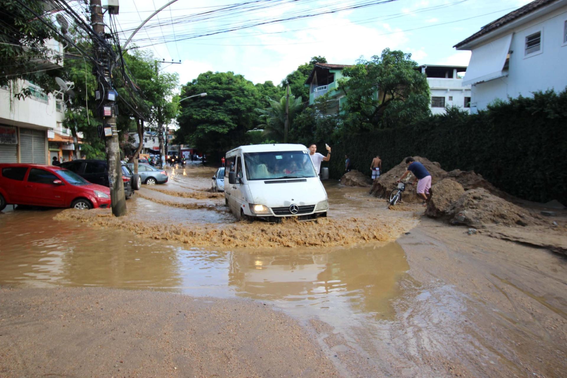 Fotos: Temporal deixa mortos no Rio de Janeiro - 09/04/2019 - UOL Notícias