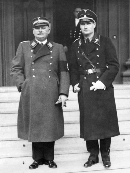 Quem é o chefe do ICE que usa casaco semelhante a uniforme nazista