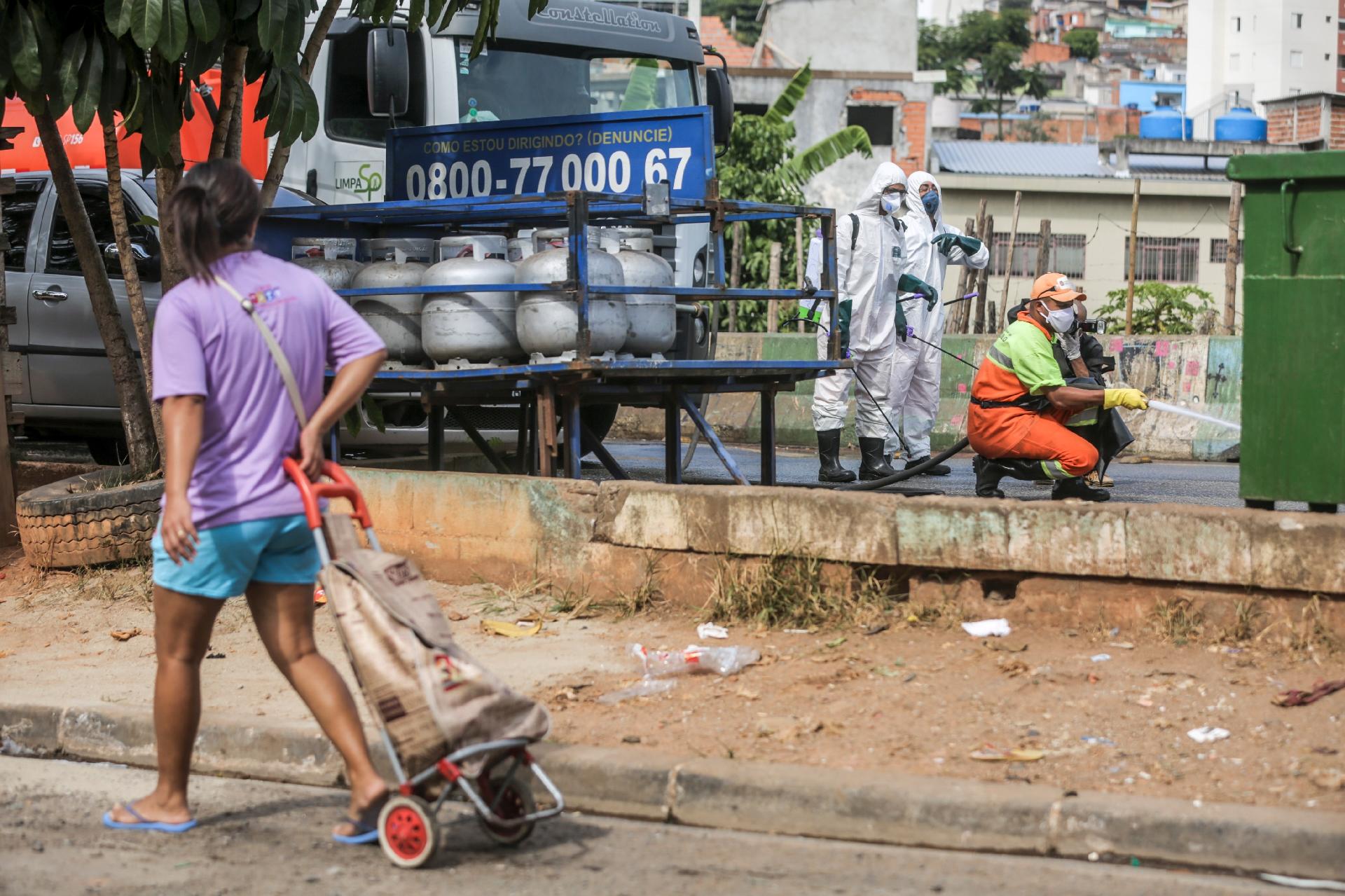 Fotos: Assistentes sociais e líderes comunitários lavam ruas de ...
