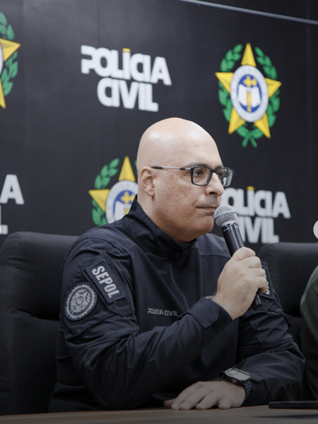 Secretário de Polícia do Rio de Janeiro concede medalha a ele mesmo