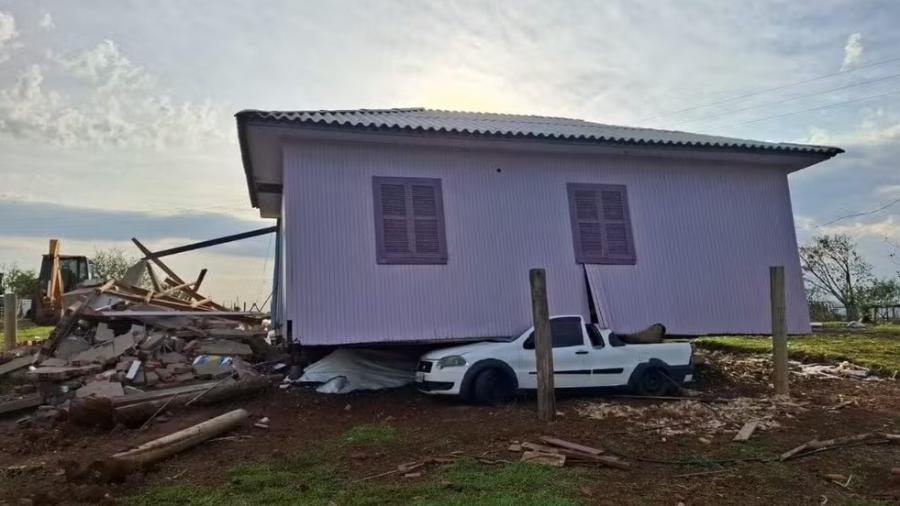 Casa é arrancada e vai parar em cima de carro durante temporal em SC