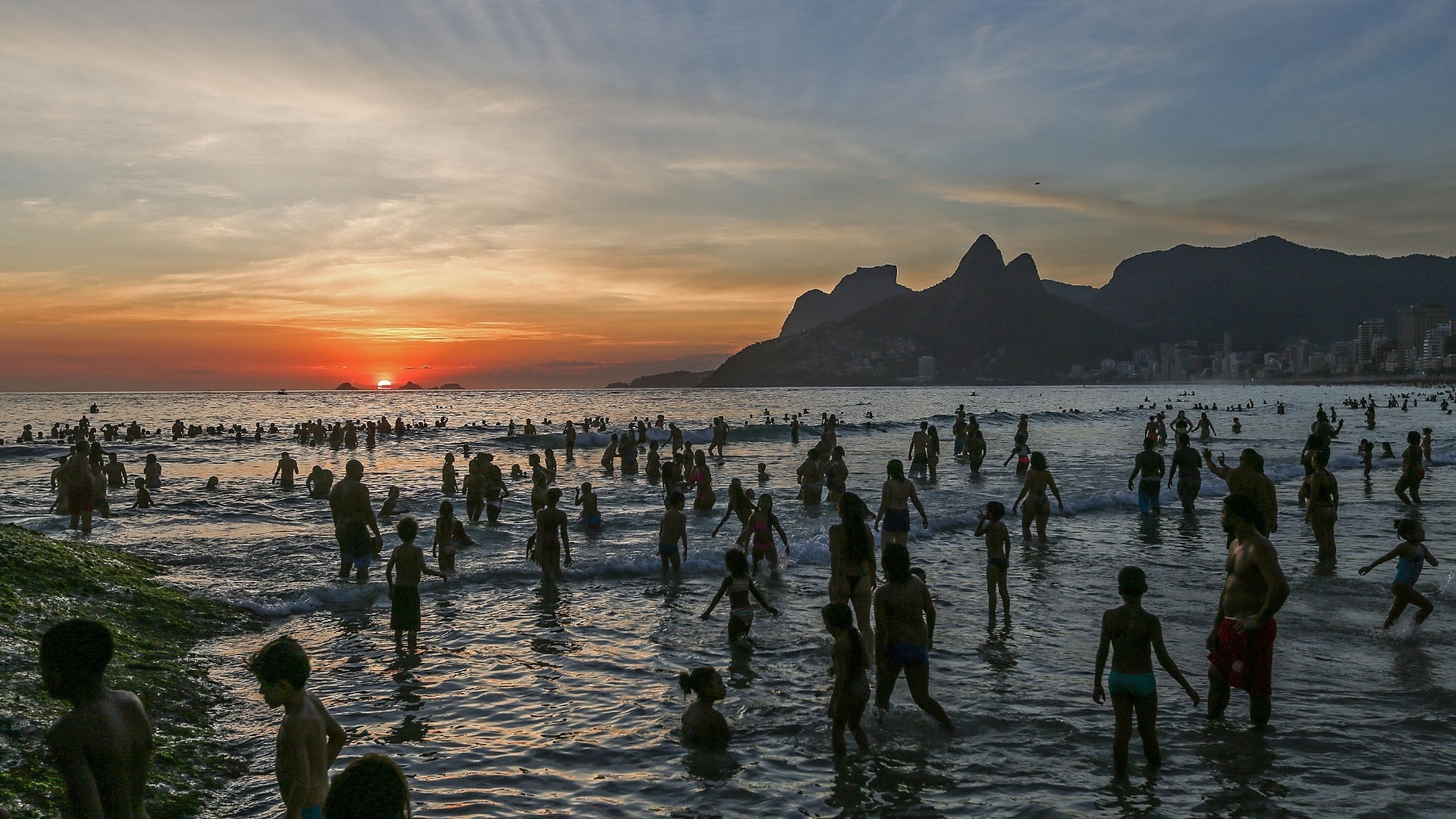 Fotos: Cariocas e turistas aproveitam praia à noite no Rio - 29/12/2016 ...