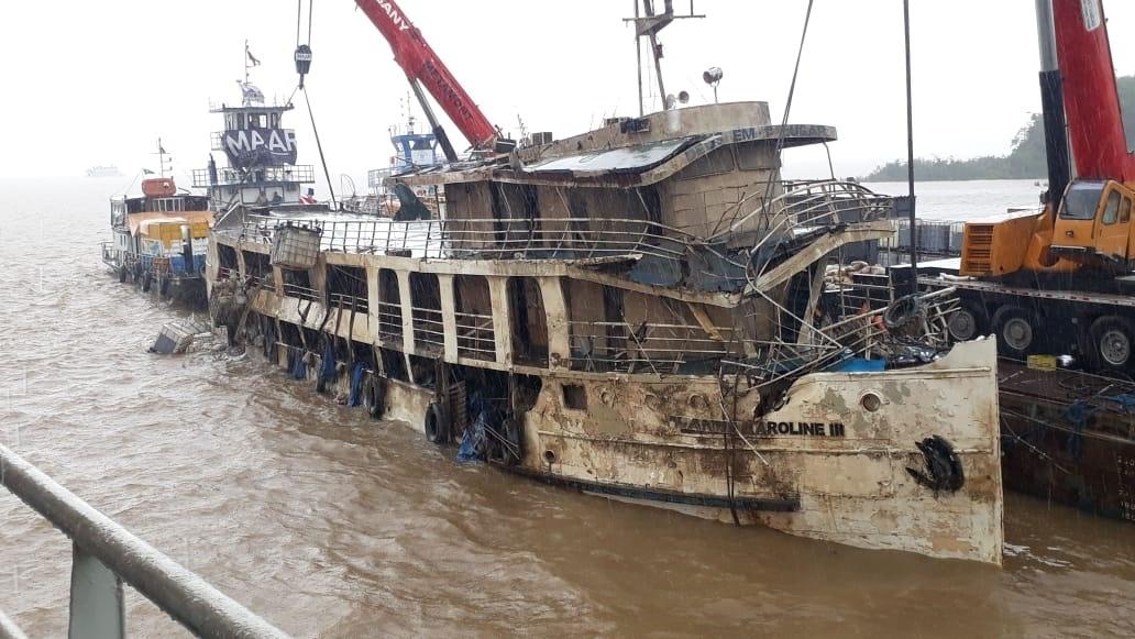 Corpos são achados após retirada de navio que naufragou no AP - 05/04 ...