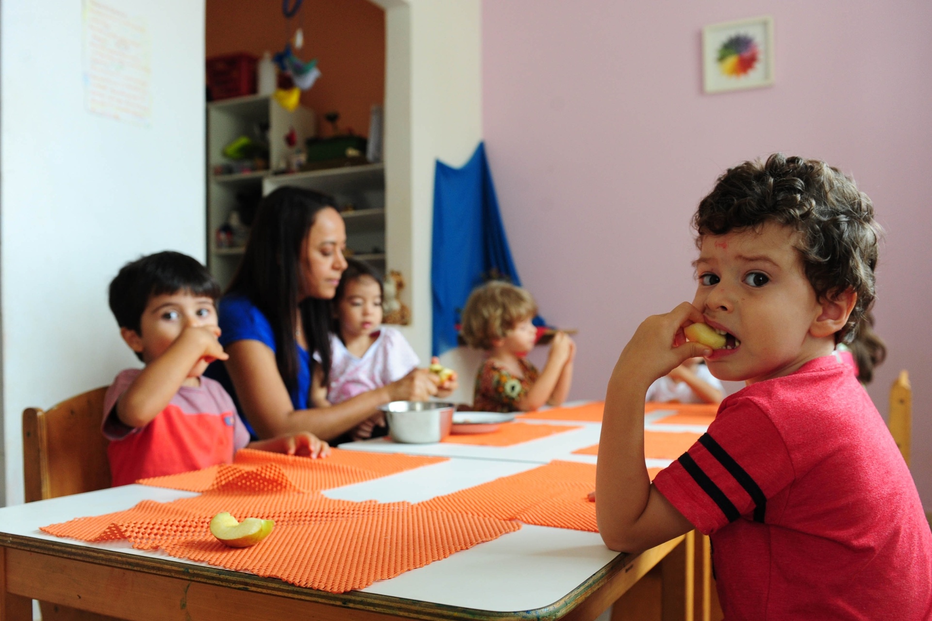 Fotos: Escola infantil em SP tem horta, rede e meditação - 04/03/2016 ...