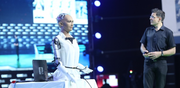 Sophia já consegue andar: conheça a robô que está aprendendo a ser ...