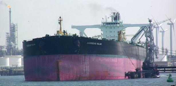 Tripulação pinta bandeira russa no casco de petroleiro perseguido pelos EUA