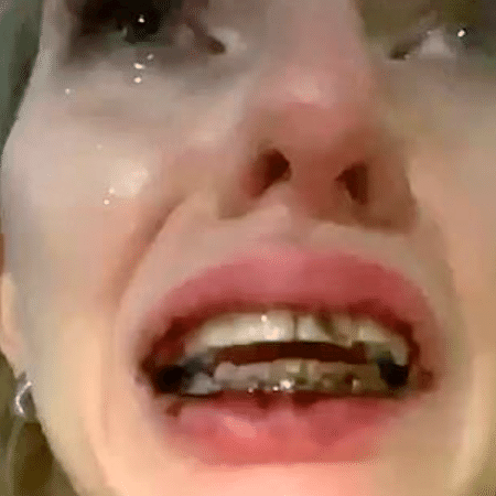 Modelo russa é espancada por streamer durante transmissão no YouTube - 19/10/2020 - UOL Notícias