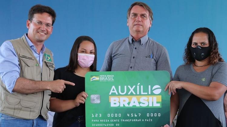 Bolsonaro envia milhões de cartões do Auxílio com cores da campanha