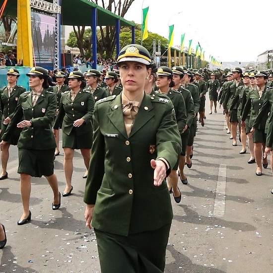 Uniforme Feminino Do Exercito