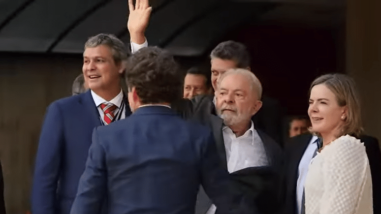 O novo cercadinho: "A gente só quer ver o Lula"