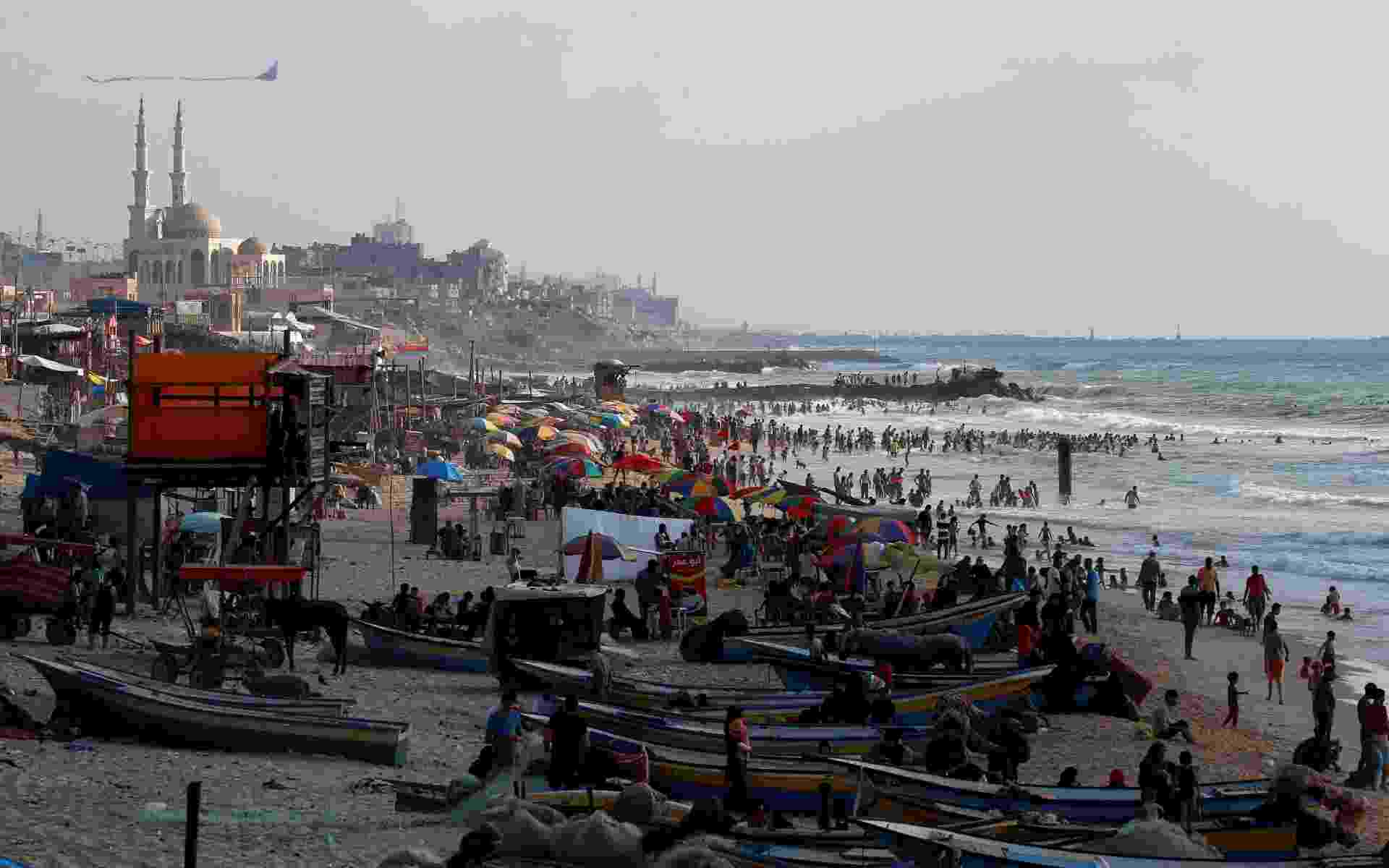 Blecautes e calor forçam moradores de Gaza a frequentar praias poluídas ...