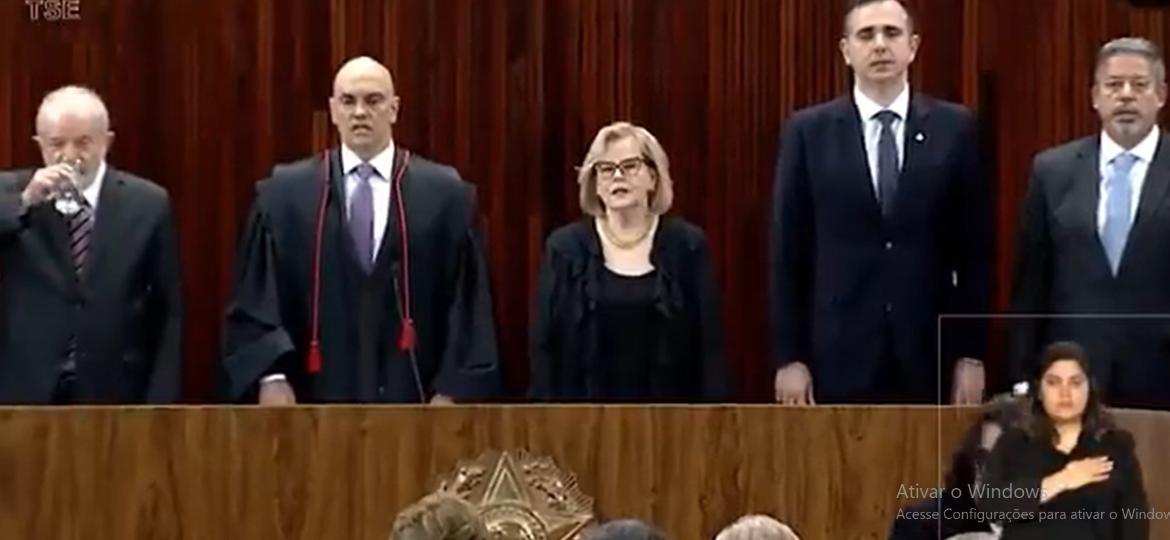 Bolsonaristas criticam Lula por beber água durante Hino Nacional