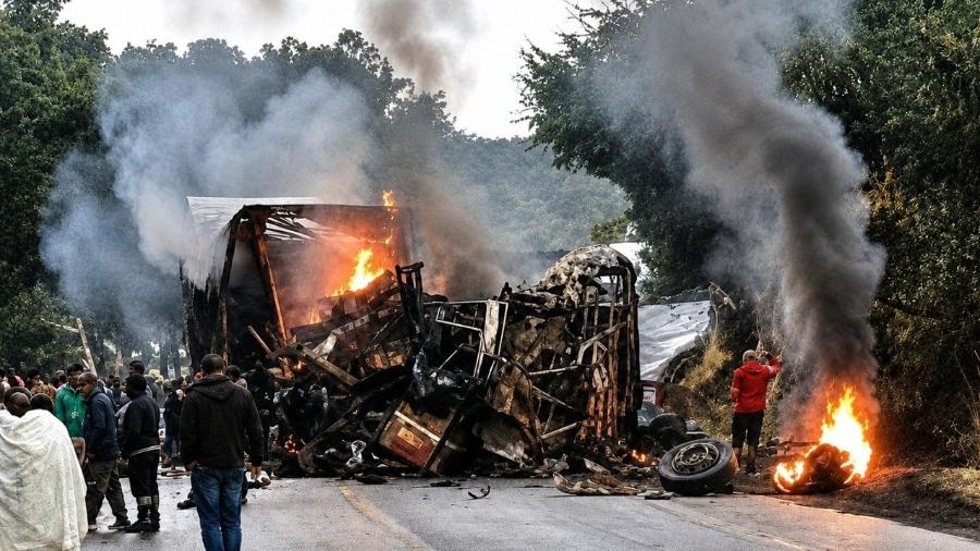 Acidente entre ônibus e caminhão deixa ao menos cinco mortos em Santa ...