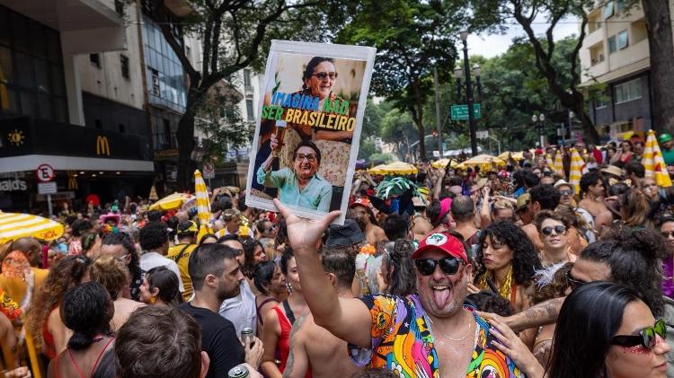 Tarado Ni Você arrasta multidão em SP e tem ato político com encapuzados
