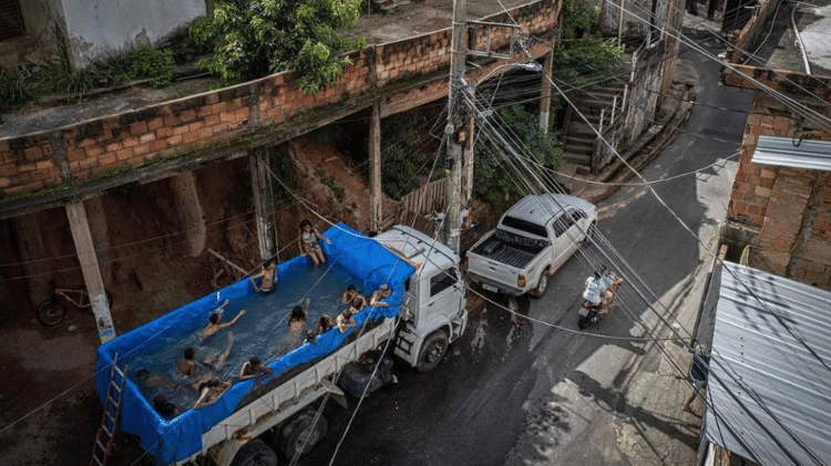 15 mil litros na caçamba: amigos dão jeito de ter piscinão em favela