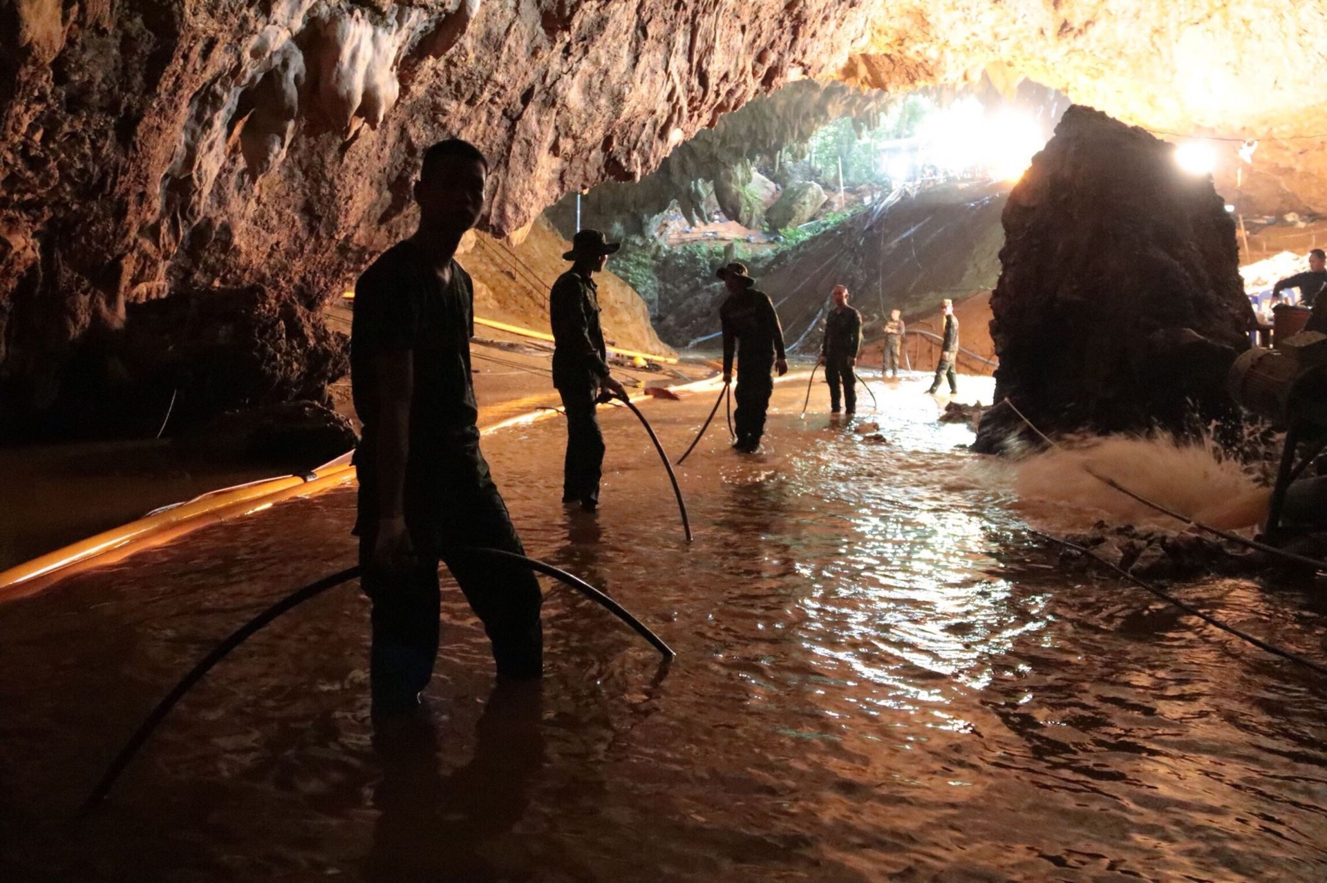Tailândia divulga vídeo em hospital com garotos resgatados de caverna ...