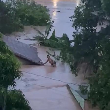 Vídeo: Mulher pede socorro em cima de telhado em enchente em MG