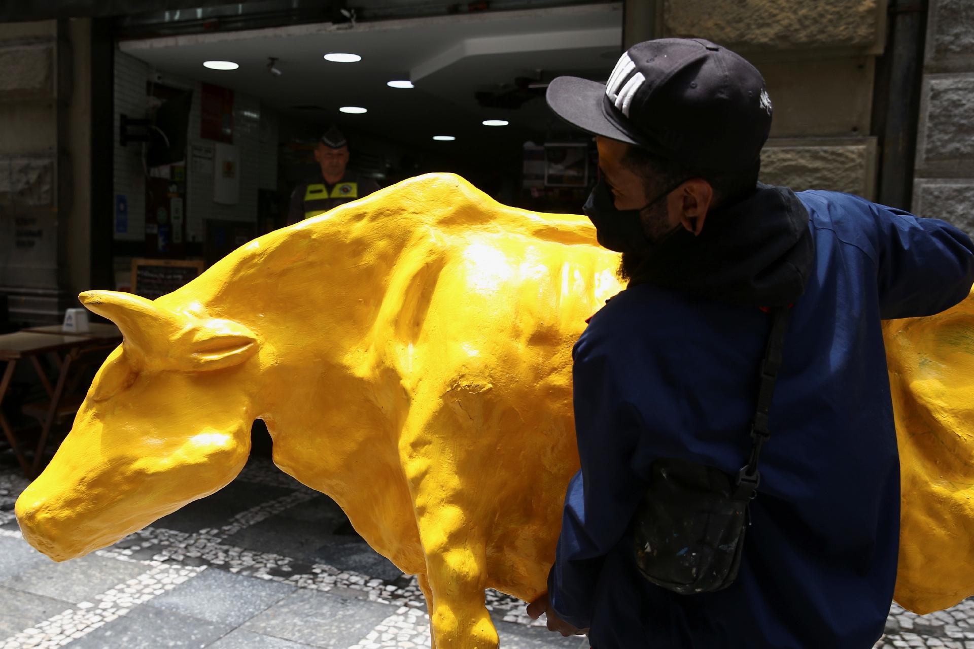 Escultura de vaca magra é instalada em frente à Bolsa de Valores de SP
