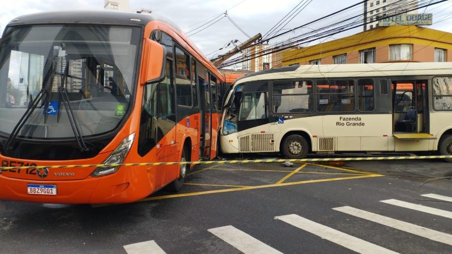 Acidente entre ônibus no centro de Curitiba deixa 45 feridos