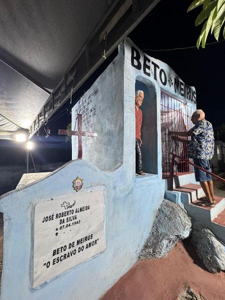 Escultor inaugura catacumba com convite a enterro e seresta: 'quero morrer'