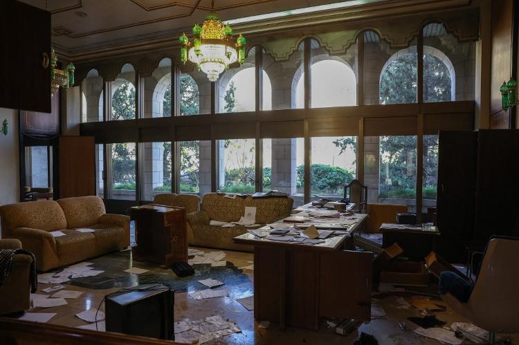Fotos: Sírios levam móveis e itens da Louis Vuitton da mansão de Assad