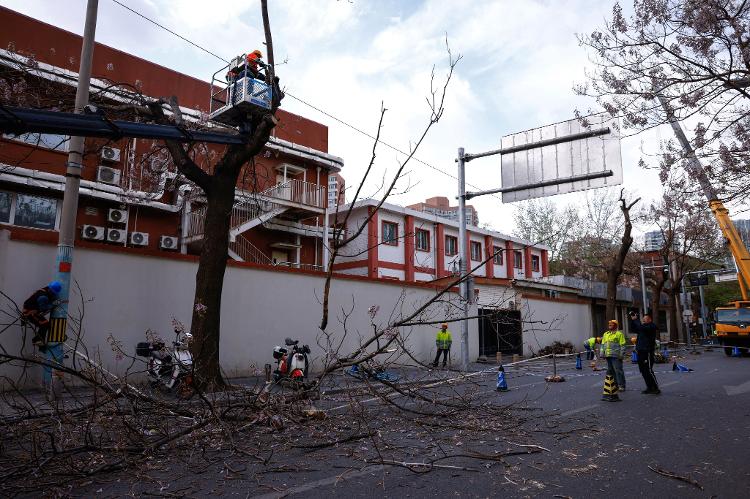 China cancela voos e fecha parques após ventania e tempestade de areia
