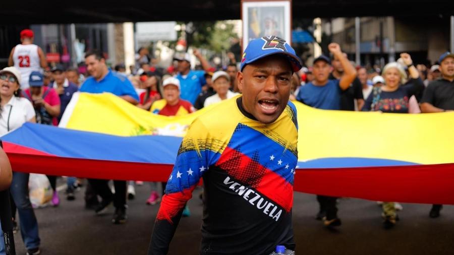 Chavistas protestam contra os EUA em Caracas após captura de Maduro