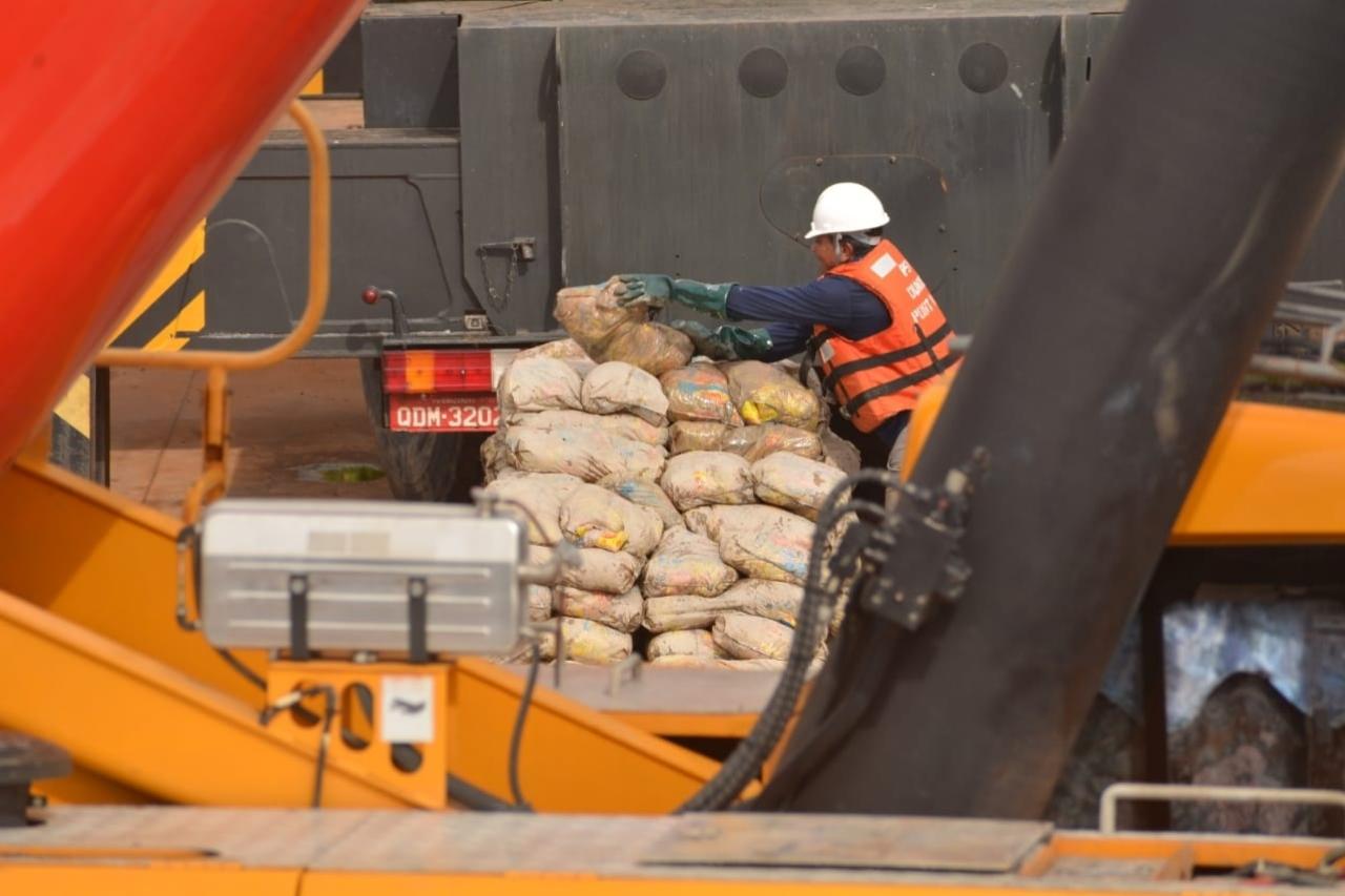 Corpos são achados após retirada de navio que naufragou no AP - 05/04 ...